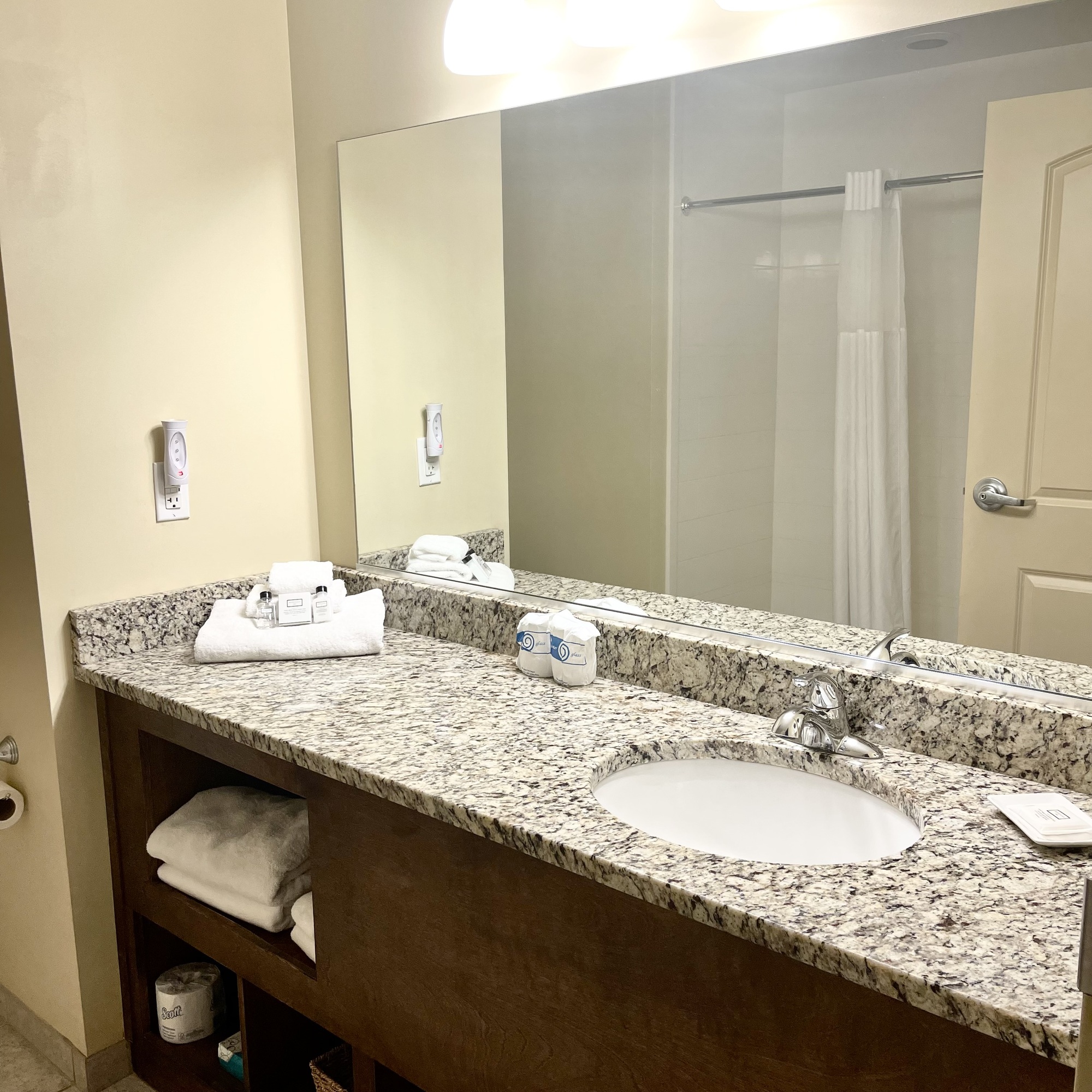 Hotel Floyd in Floyd, Virginia - June Bug Center Room - 1 King Bed - 307