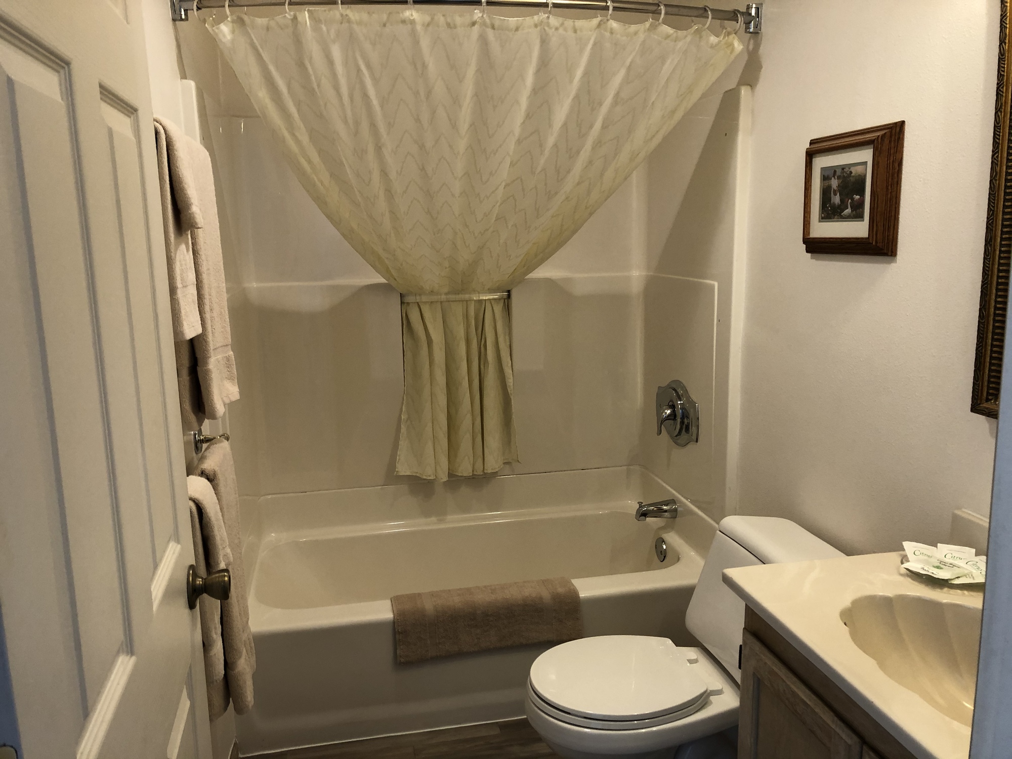 Landmark Inn in Florence, Oregon - 02) ROOM 2