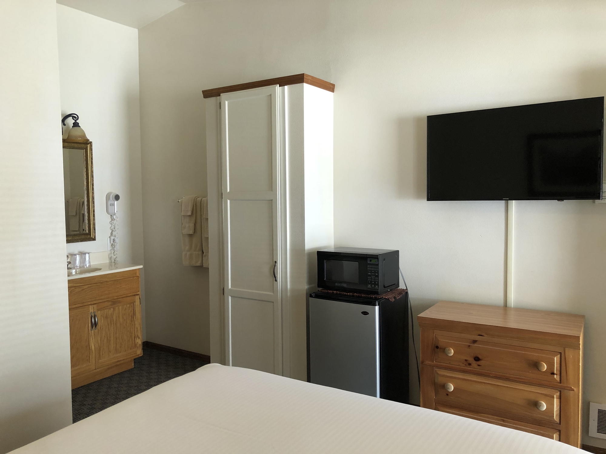 Landmark Inn in Florence, Oregon - 06) ROOM 6