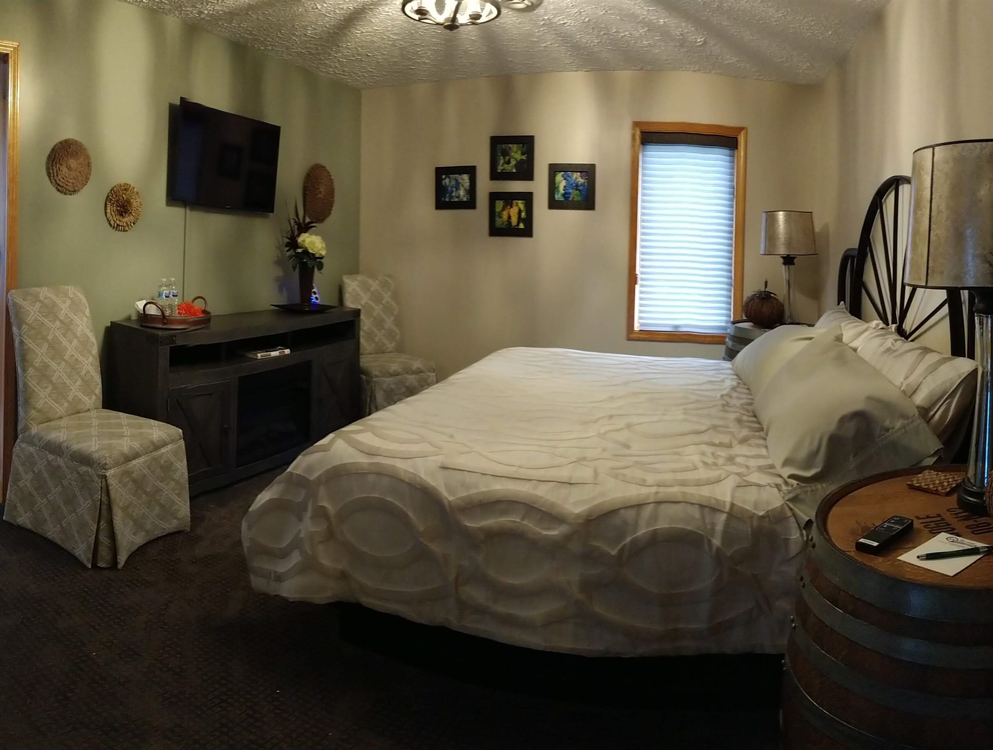 Hanover Hideaway in Silver Creek, New York - Vineyard Room