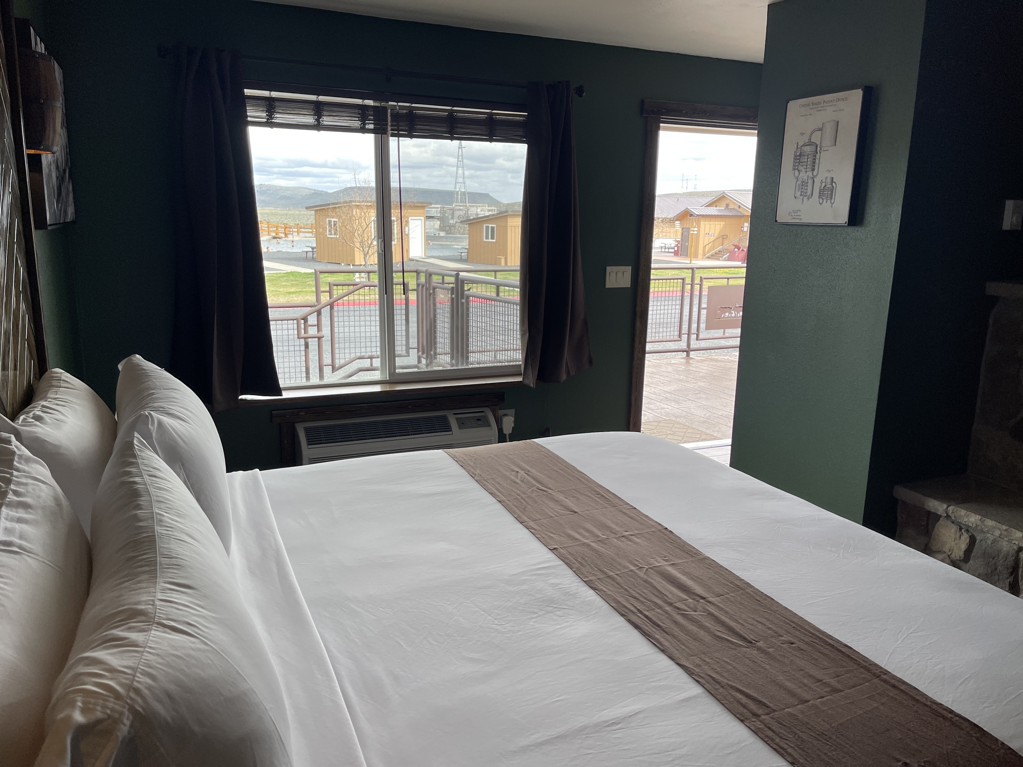 Crystal Crane Hot Springs in Burns, Oregon - Whiskey Suite