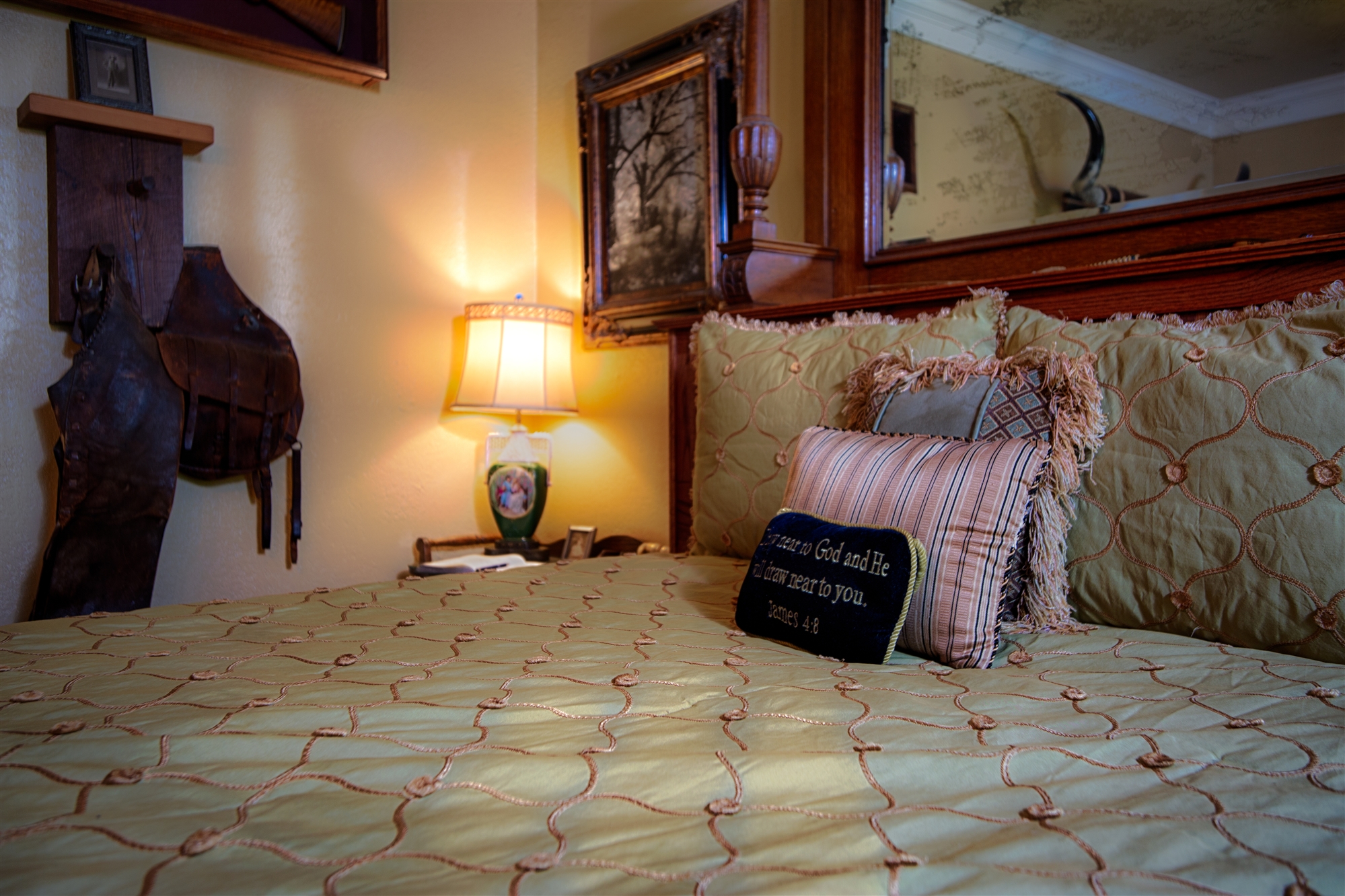 Azalea Inn Bed and Breakfast in Jefferson, Texas - The Perry Room